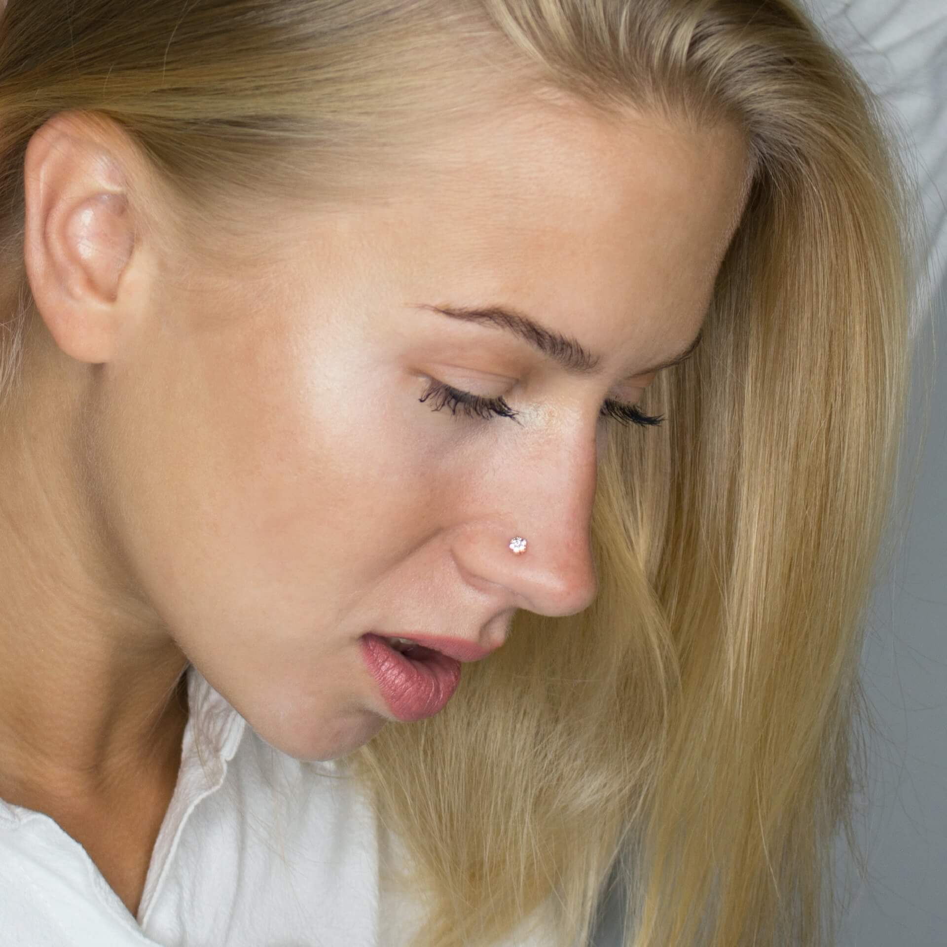 Elegant nose stud with round design full of stones